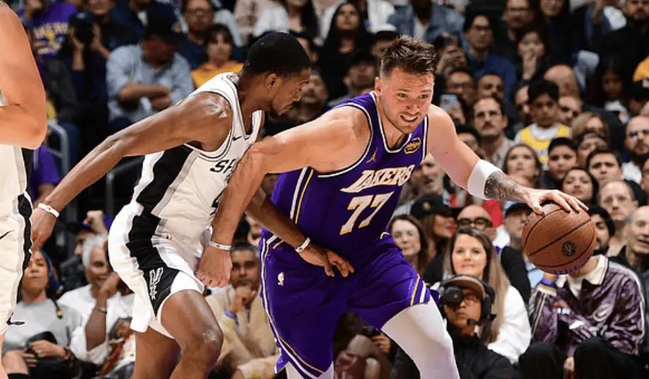 湖人119-132马刺!无奈不是输球，是詹姆斯赛后不满，他把话挑明