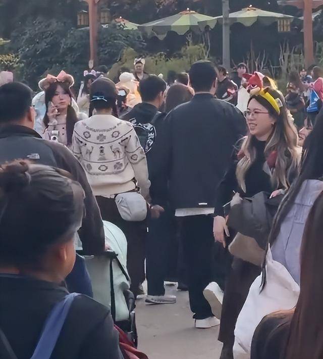 陈赫一家游玩迪士尼，41岁张子萱麻花辫抢镜，小两口手拉手好甜蜜