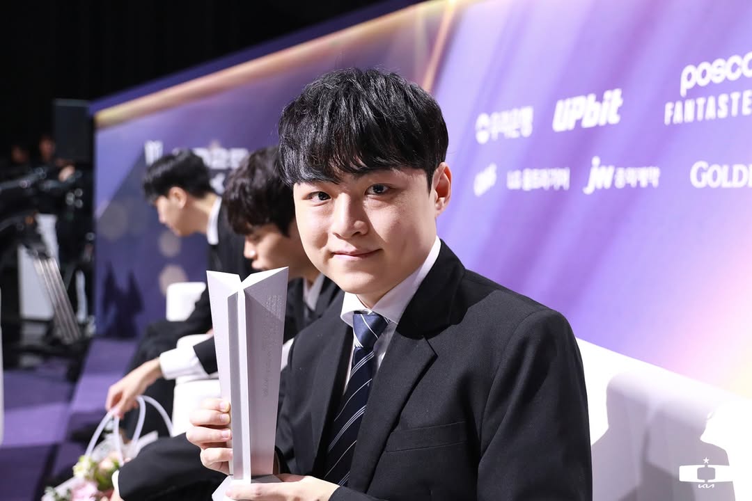 DK分享ShowMaker、Siwoo LCK颁奖典礼返图：这一年结束了