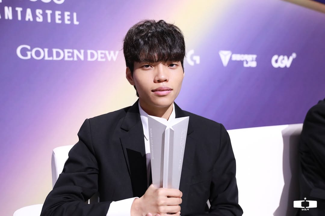 DK分享ShowMaker、Siwoo LCK颁奖典礼返图：这一年结束了