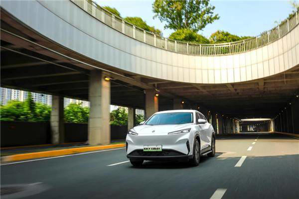 东风风神SKY EV01交付 独立北斗加持 开启汽车安全定位新征程