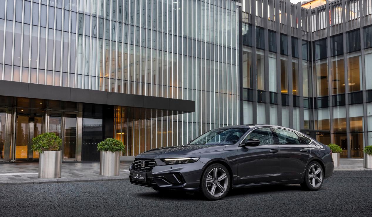 年末新车扎堆卷疯了? 这台老炮凭啥这么稳?