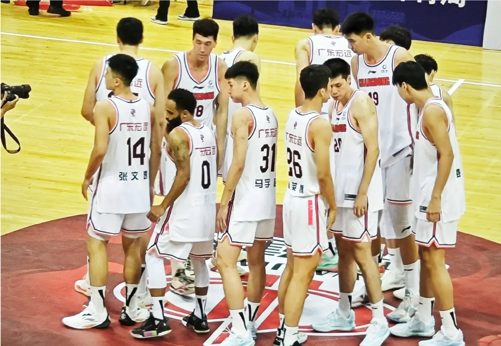 89-80! 广东宏远击败青岛男篮，三巨头合砍58分，杜锋大获全胜!