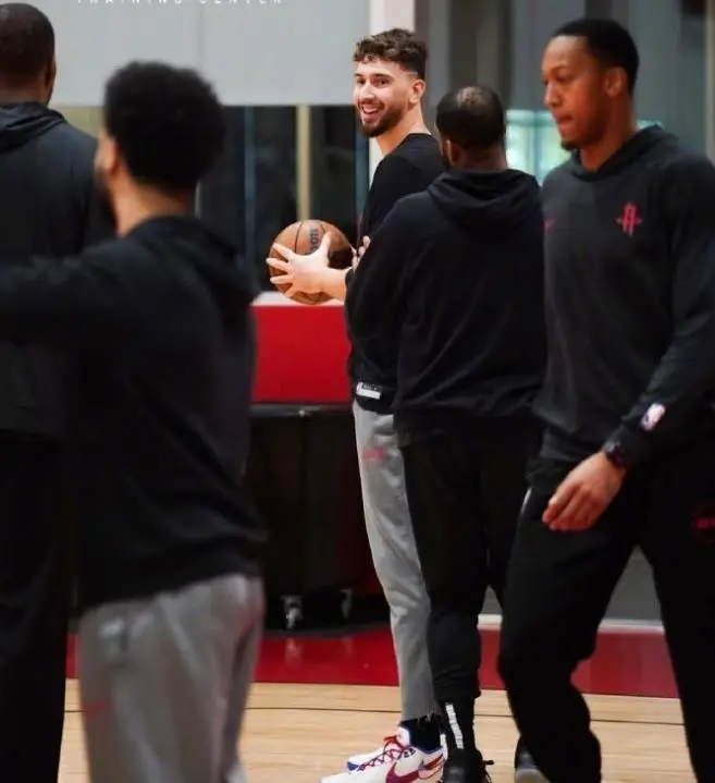 半场9中8，轰18分+0助攻!火箭队申京临时转型?化身内线主攻点