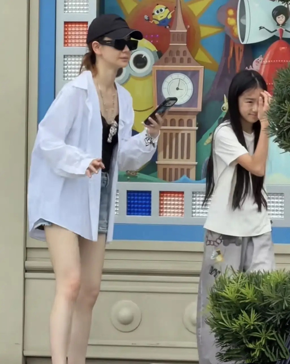 戚薇10岁女儿大变样，穿T恤阔腿裤打扮低调，身高160脸黑眼小很普通