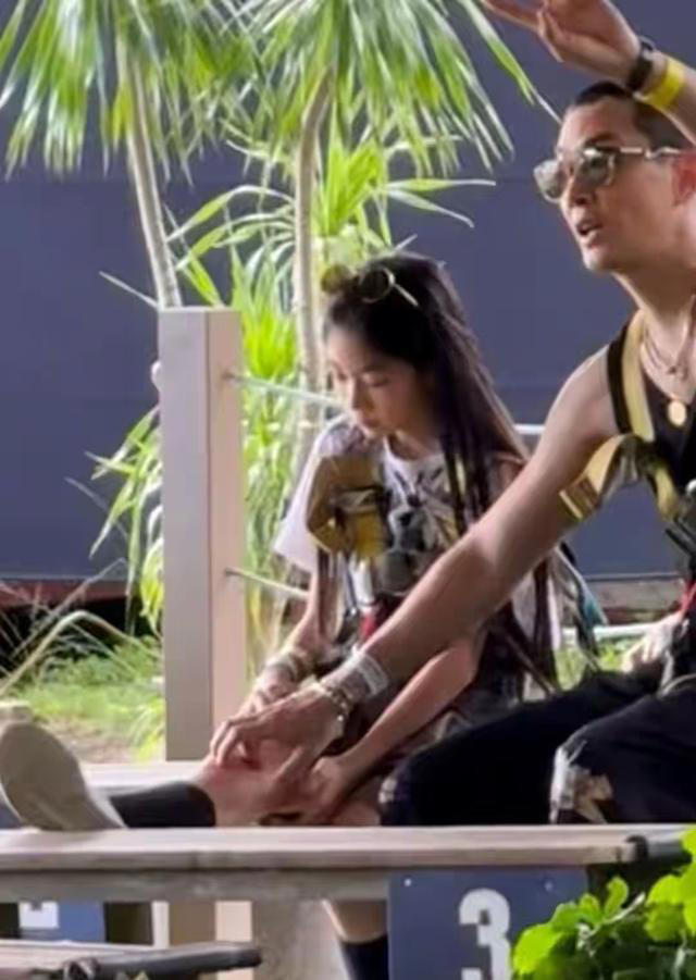 戚薇李承铉新加坡带娃，戚薇看儿子显邋遢，李承铉带女儿轻轻松松