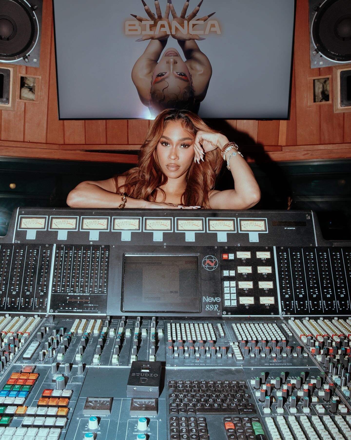 球场失意情场得意，惠特莫尔官宣女友：粉丝200万的美女rapper