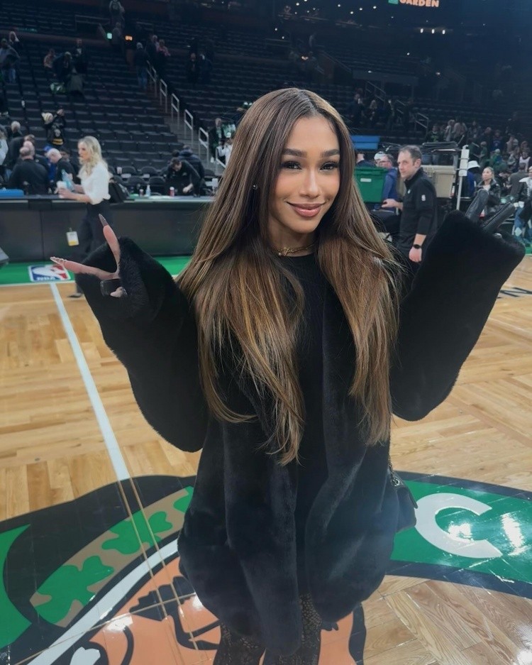 球场失意情场得意，惠特莫尔官宣女友：粉丝200万的美女rapper