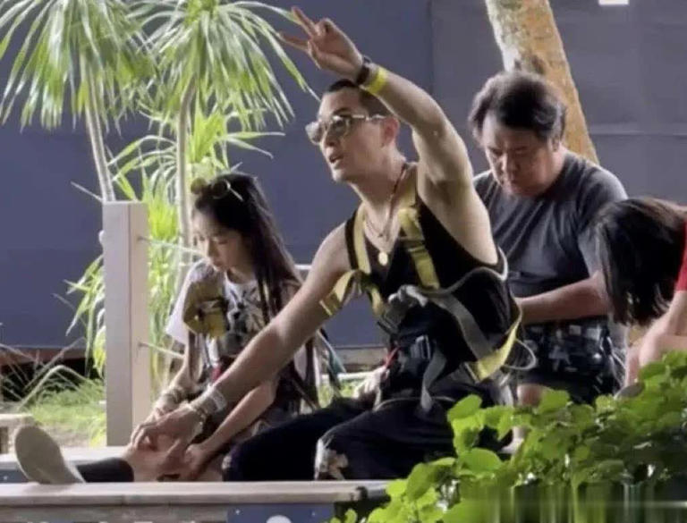 戚薇10岁女儿大变样，身高160颜值进入尴尬期