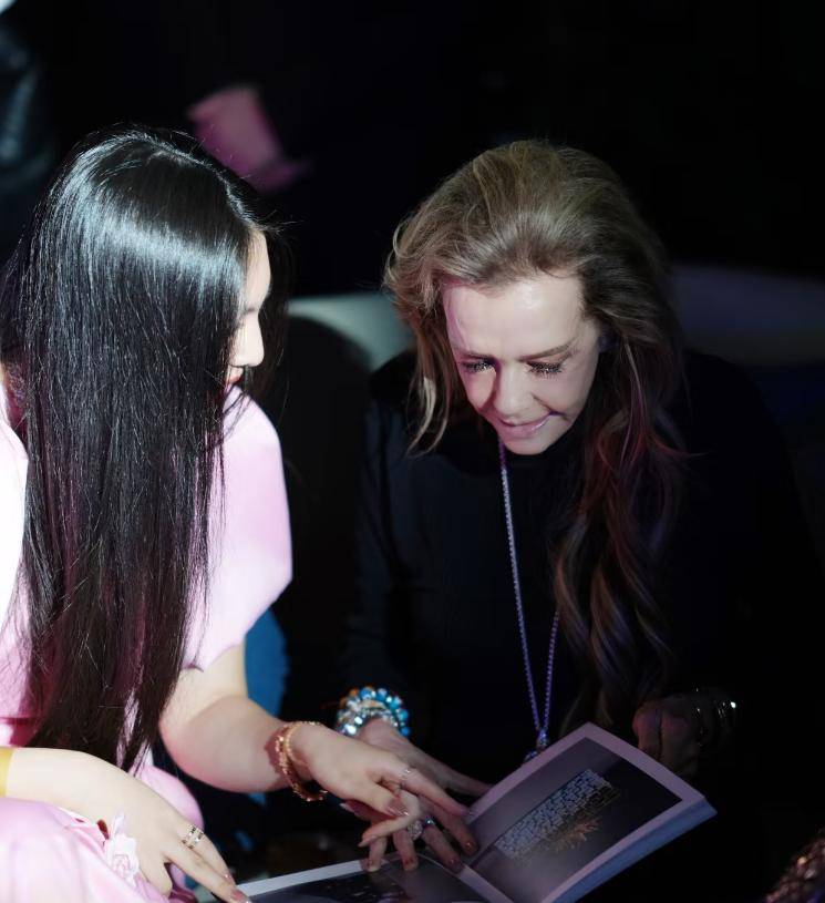 李湘带王诗龄参加大佬饭局，被扒出多处P图，强捧女儿遭质疑