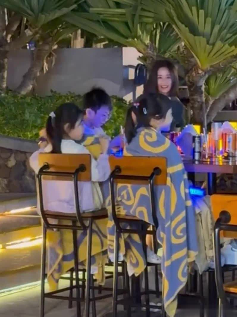 偶遇颖儿三亚酒店吃早餐，度假风美翻，7岁女儿小月亮也在