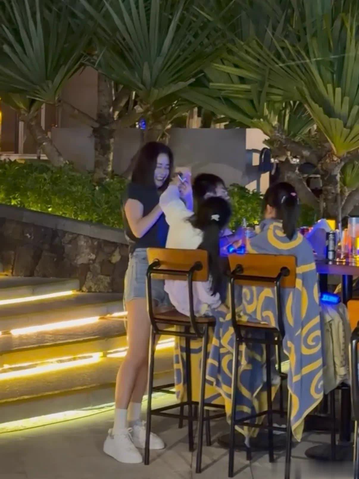 偶遇颖儿三亚酒店吃早餐，度假风美翻，7岁女儿小月亮也在