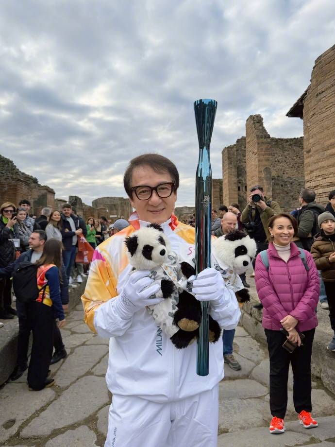 71岁成龙在米兰传递火炬!打醉拳身手矫健彰显奥运精神