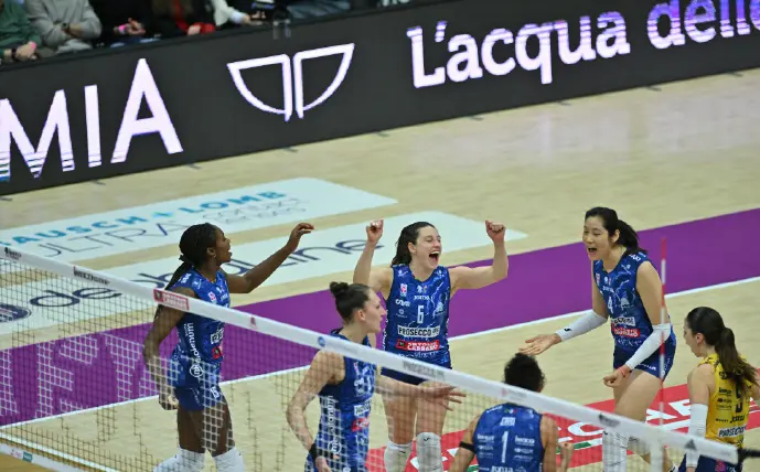 女排2国手意甲对轰!31岁朱婷3米线调攻，斩12分+获MVP，庄宇珊10分