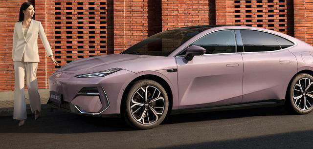 银河E8智驾实测：新手能轻松驾驭复杂路况?