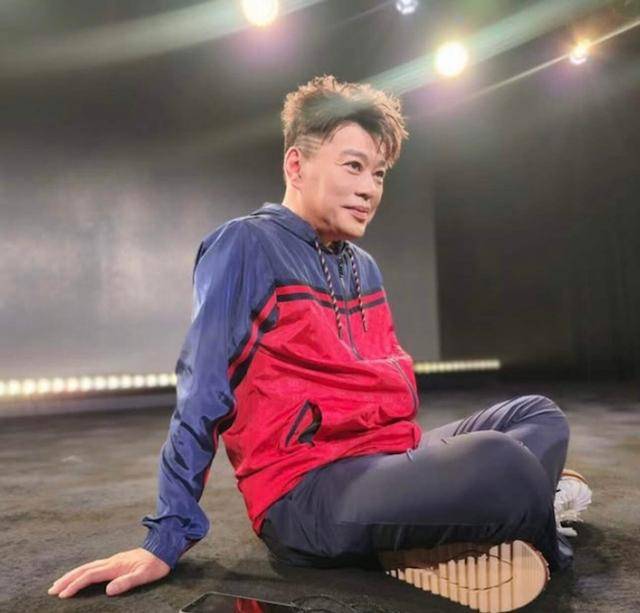 TVB小生突然宣布封麦，直播带货成绩耀眼，成功拿下内地第一个奖