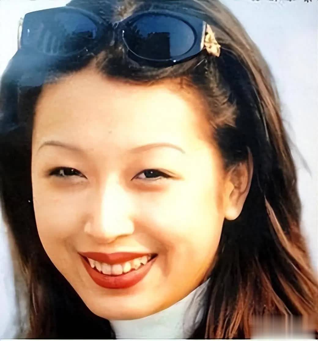 53岁孙悦被偶遇，皮肤似少女却穿阔腿裤显土气