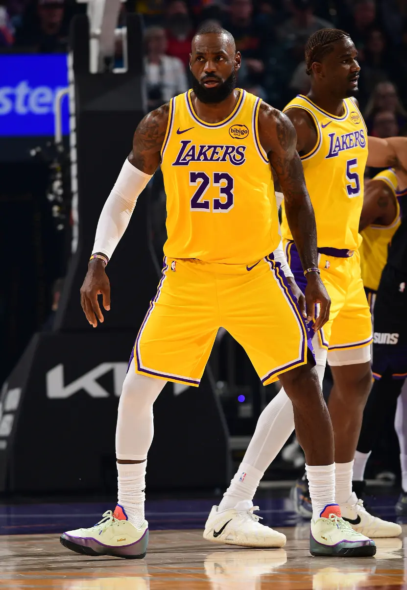 尽力局! 25分钟轰23+6被迫打卡 41岁勒布朗0失误在场-18显悲凉