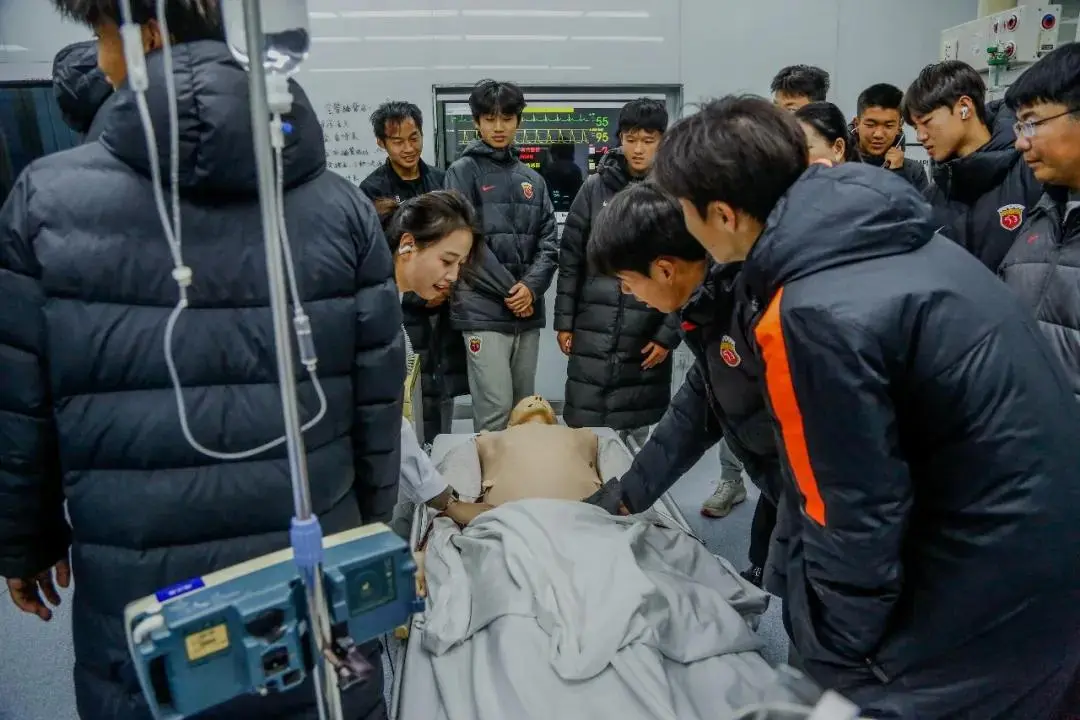 海港俱乐部与上海市东方医院联合开展主题党日、主题团日活动