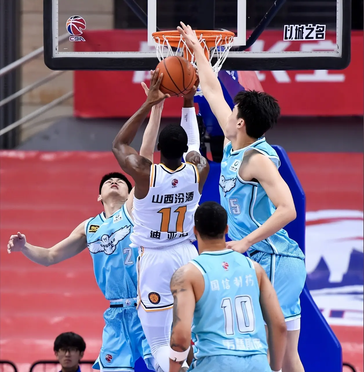 97-79!青岛男篮击败新疆男篮，三巨头合砍59分，刘维伟大获全胜