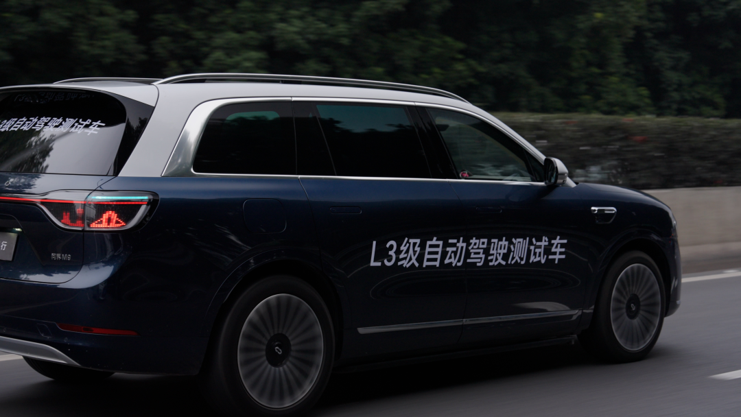 首测鸿蒙智行L3级自动驾驶，坐主驾玩手机的时代终于来了?