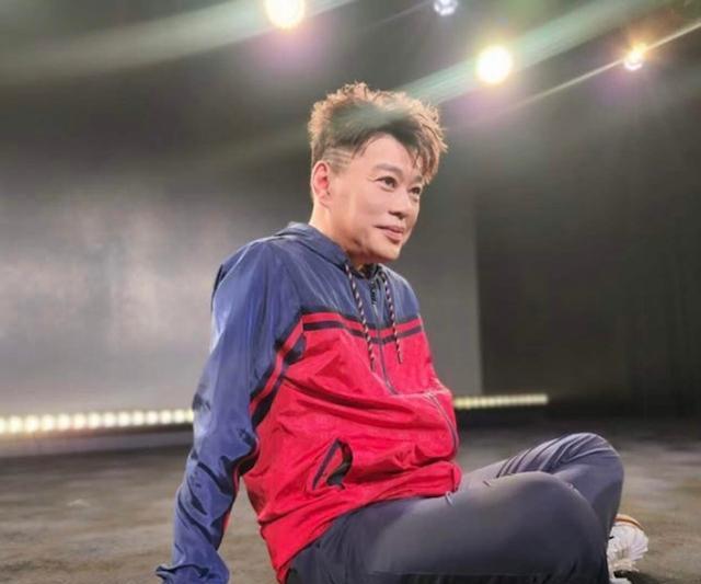 TVB小生突然宣布封麦，直播带货成绩耀眼，成功拿下内地第一个奖