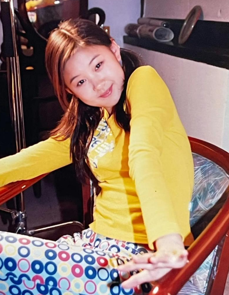 她是冯巩的女儿，从不拍吻戏，如今年近40，看上去仍像18岁