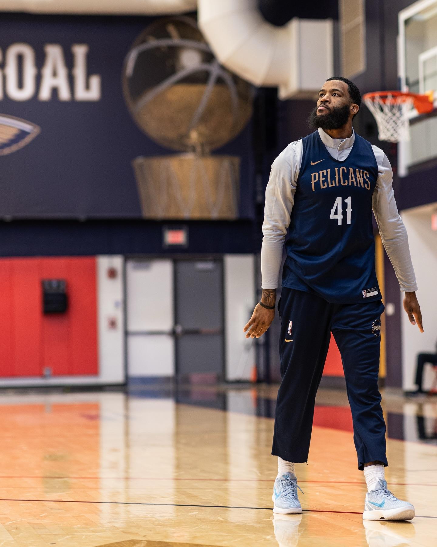 鹈鹕社媒晒萨迪克-贝训练照：新潮流球衣搭四分之一拉链外套