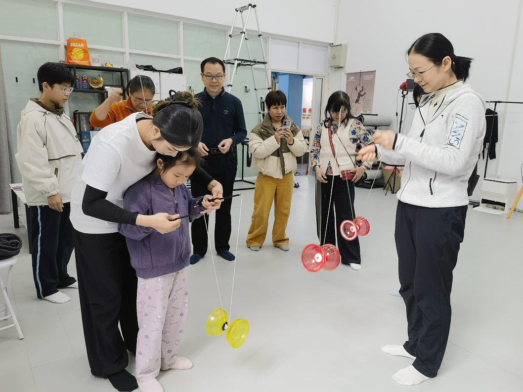 “八桂杂艺”杂技魔术公益课堂系列活动在南宁举办