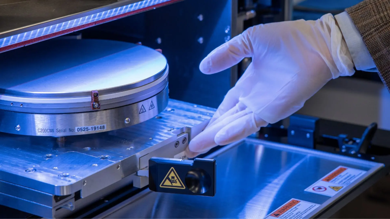 美国工程师研发出新型 3D 芯片，性能超 2D 芯片一个数量级