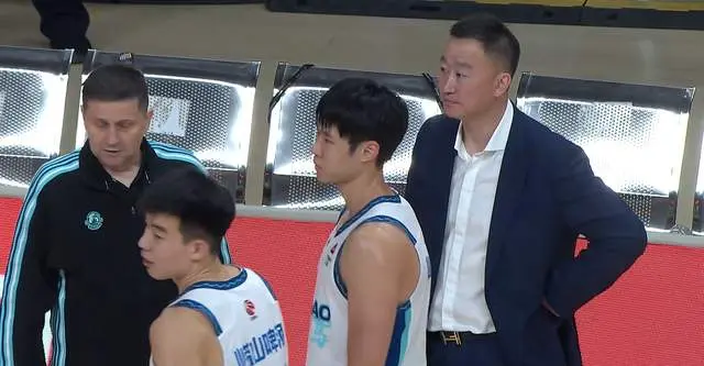 CBA一日3赛，CCTV5直播京新对决，辽篮恶斗强敌，青岛谨防被爆冷