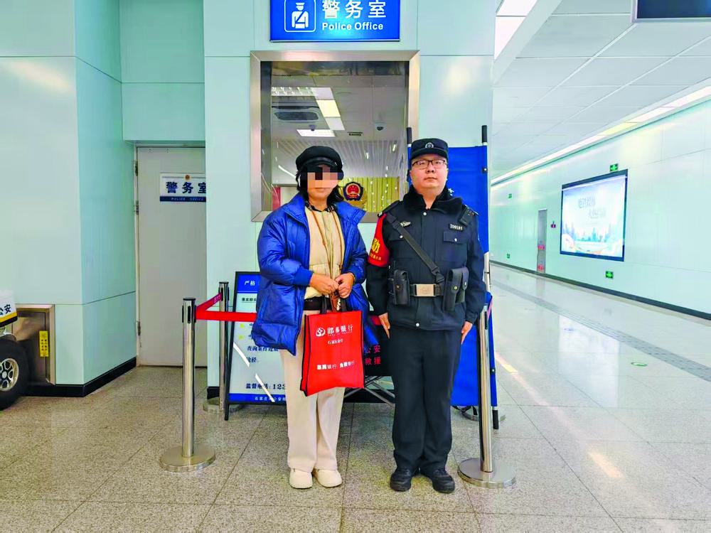 手提袋遗失在地铁上了 里面装有7500元现金