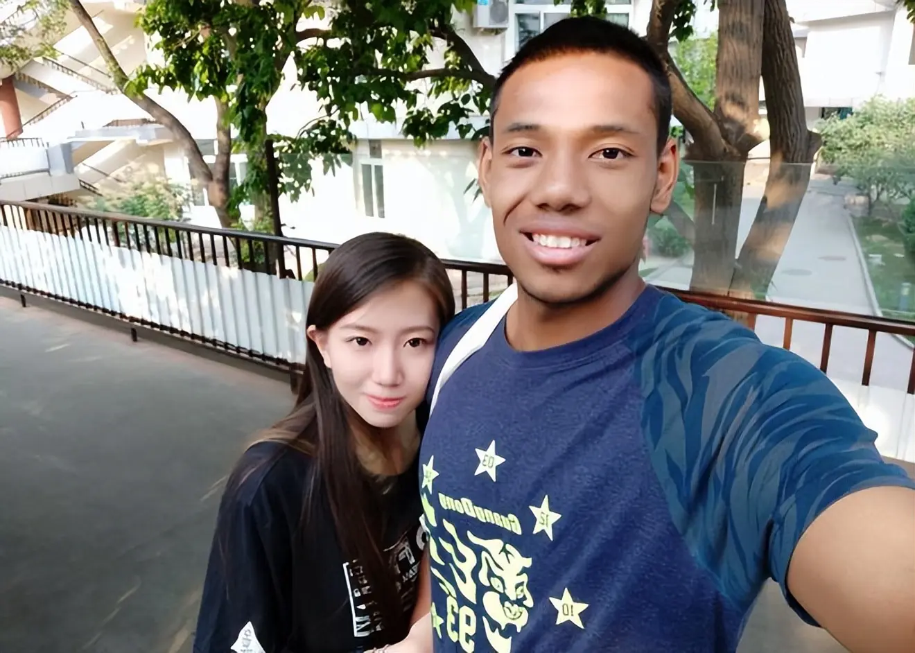 混血球员祝铭震，小角色到CBA顶薪，进国家队，女友颜值高身材好