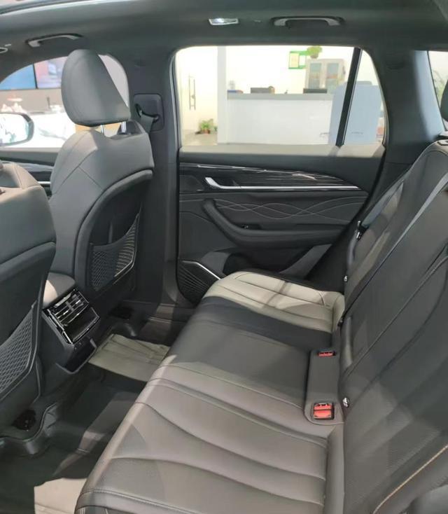 2.0T+8AT，27英寸4K大屏，轴距近3米，买中型车的看看这辆!