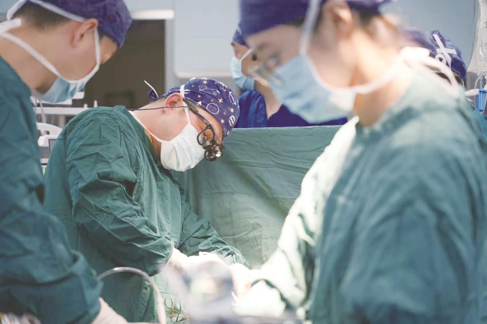 自主完成首例人工心脏植入术