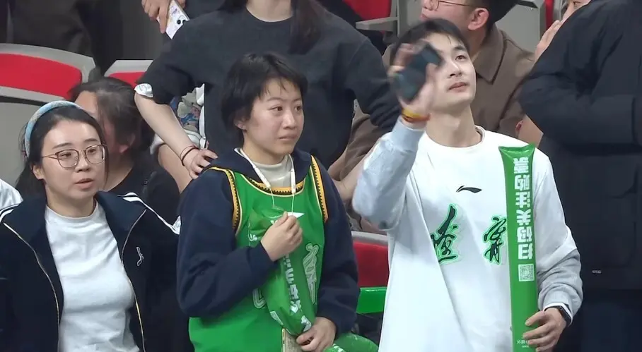 CBA京辽大战变闹剧，裁判出现业余失误，请不要过度责骂杨鸣!