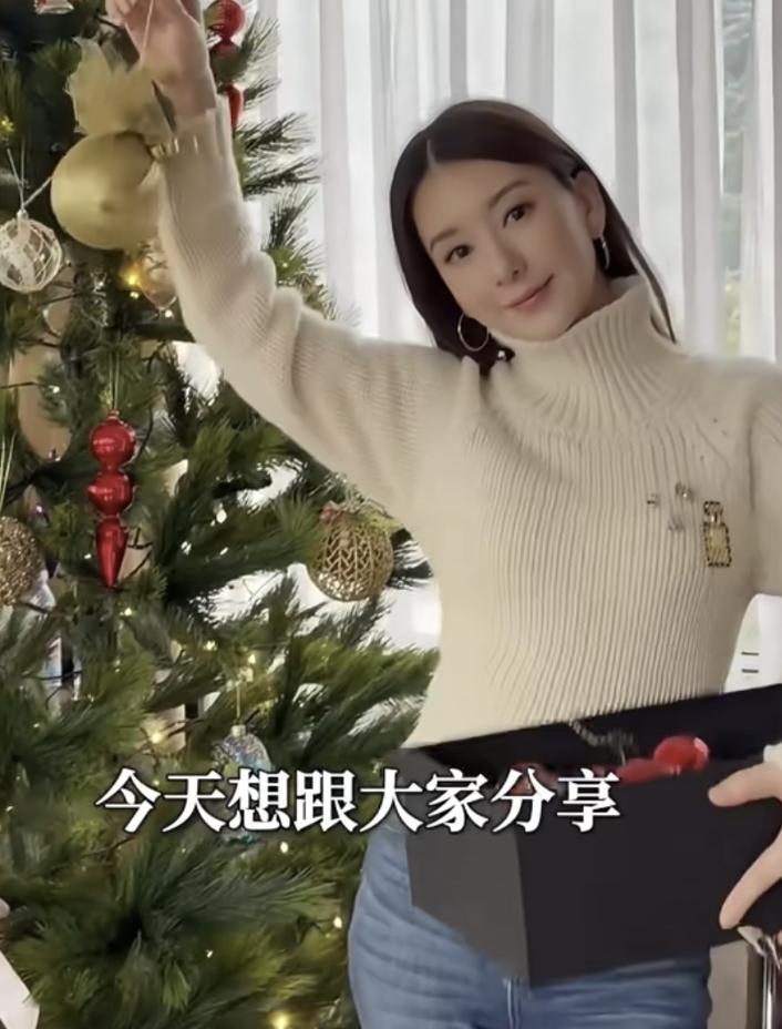 方媛趴婴儿车和3胎闺女聊天，郭富城每餐给老婆5个菜!