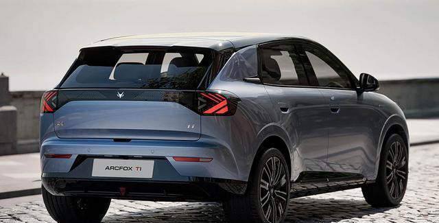 CLTC续航425km，向销量第一发起挑战? 抢先试驾极狐T1