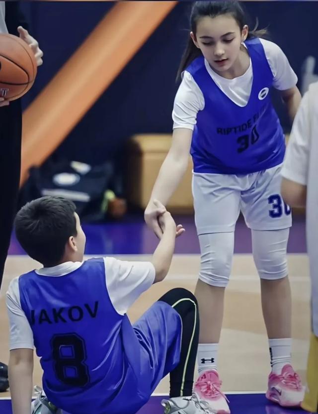 马雅舒一家子上海逛街，两个孩子身高惊人，50岁二婚老公帅气有型