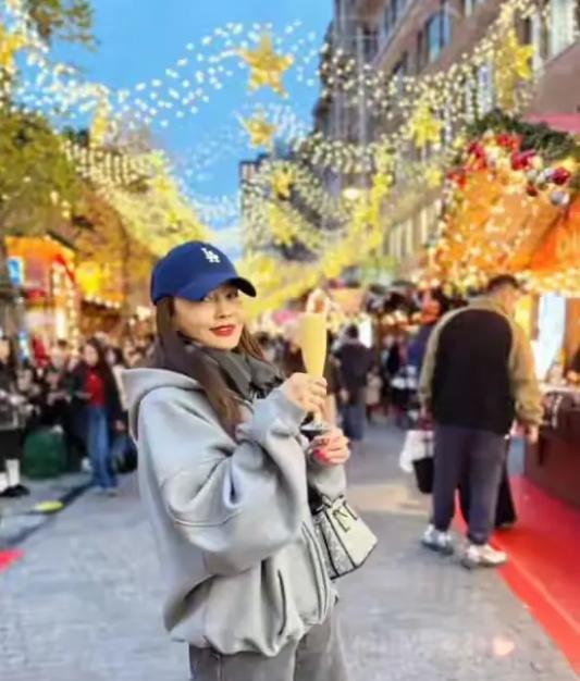 马雅舒一家上海逛街，外国老公发福变老，女儿冬天穿短裤发量惊人