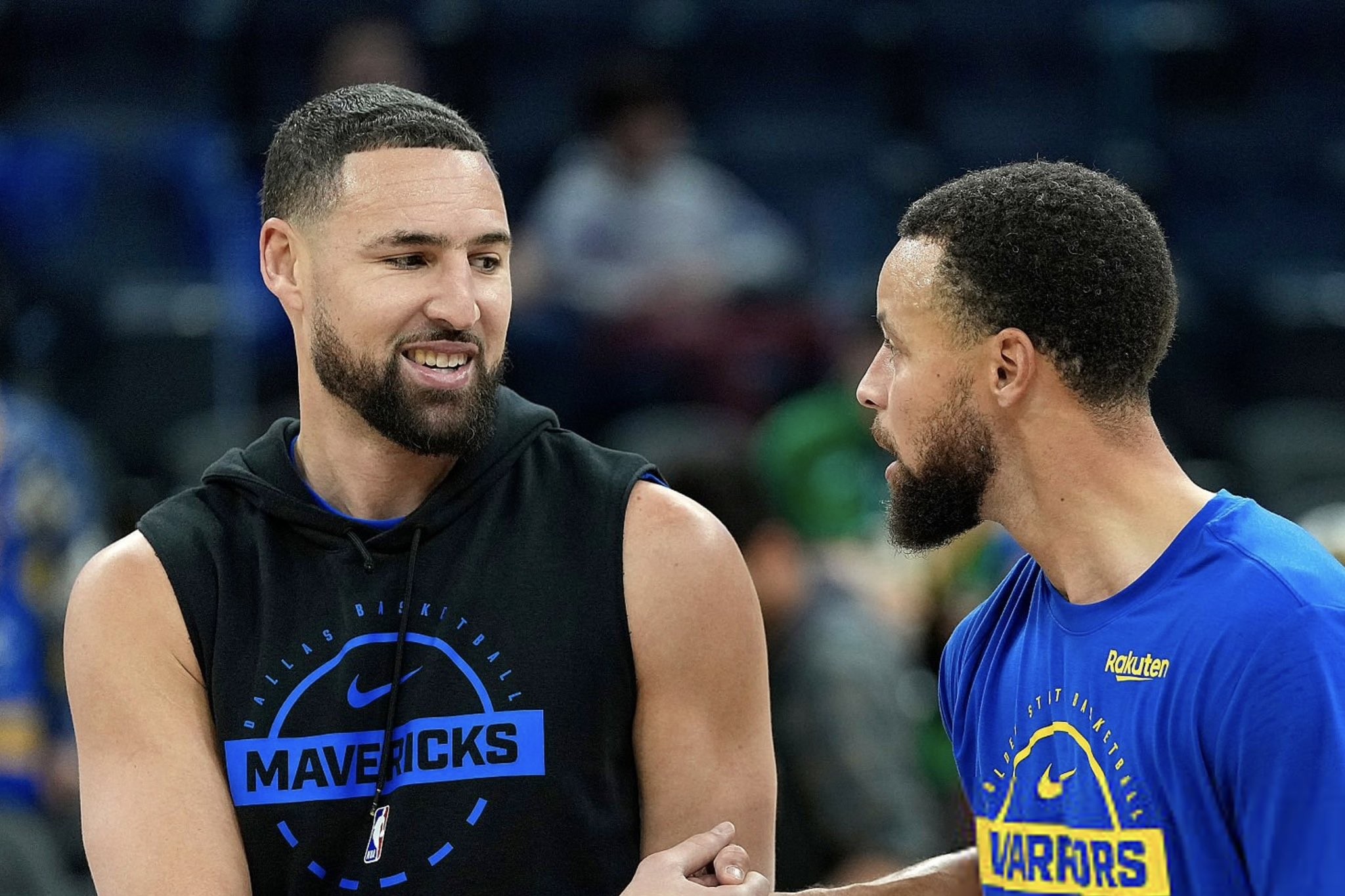 致敬老友，库里圣诞大战对阵克莱穿了对方的安踏KT11签名球鞋