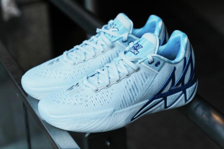 致敬老友，库里圣诞大战对阵克莱穿了对方的安踏KT11签名球鞋