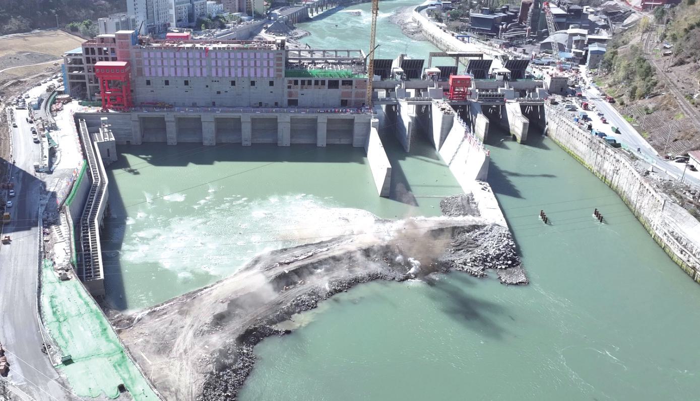 “双子星”闪耀大渡河 秀美山水成就超级工程