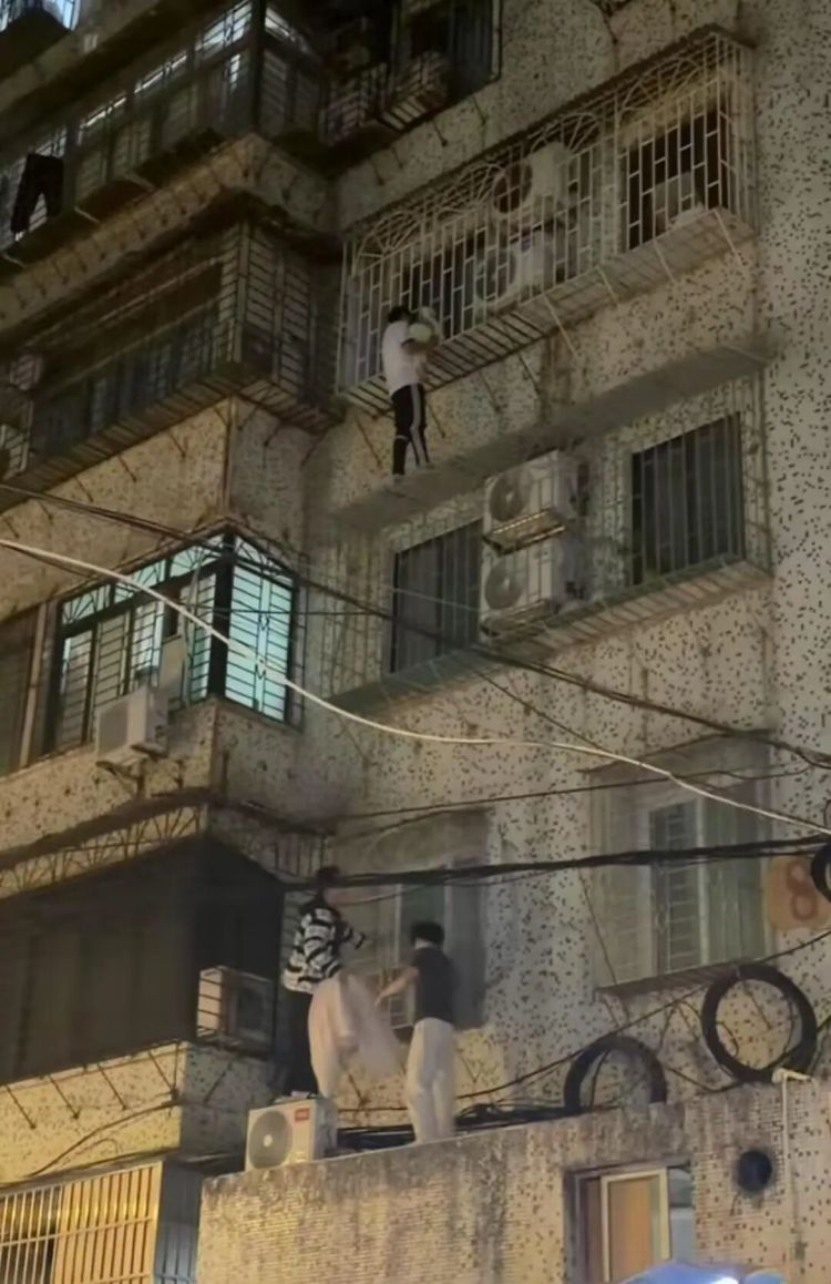 广州一幼童头卡四楼防盗网悬挂空中，男子徒手爬楼解救，居委会：已为其申请表彰