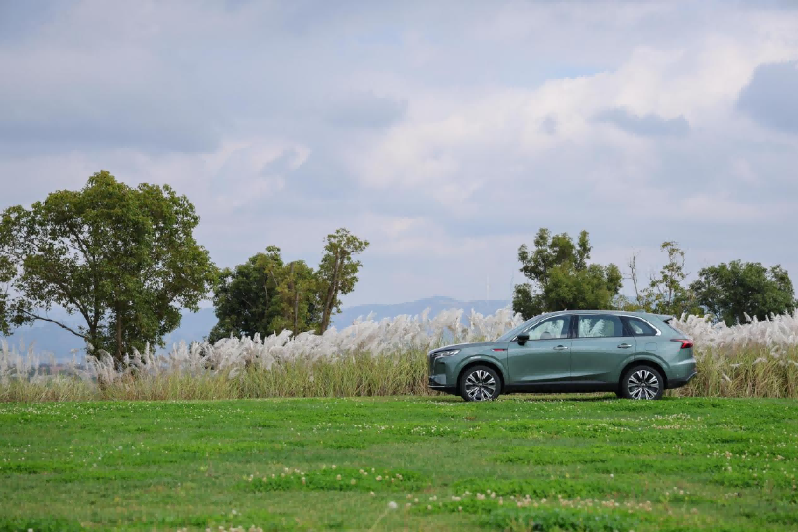 击穿行业“不可能三角” 大五座SUV推荐红旗HS6 PHEV重塑价值坐标