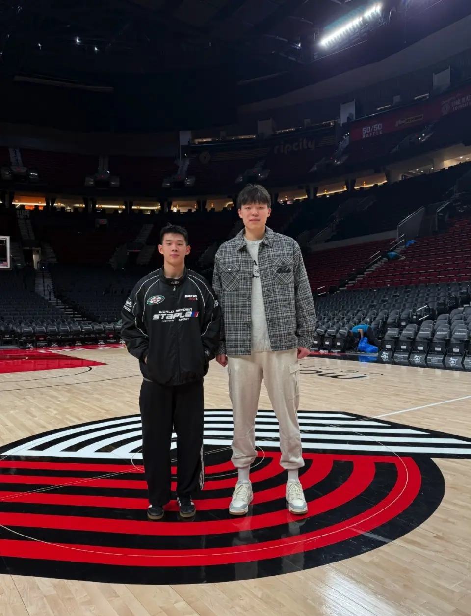 杨瀚森C位晒174女友合照，拿美国驾照开特斯拉，NBA官方转发