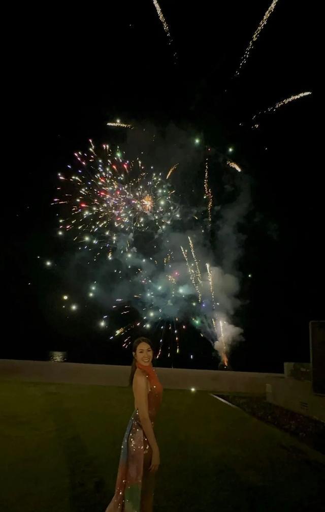 TVB恩爱情侣拍拖十年，平安夜高调放闪，却引发怀孕猜测