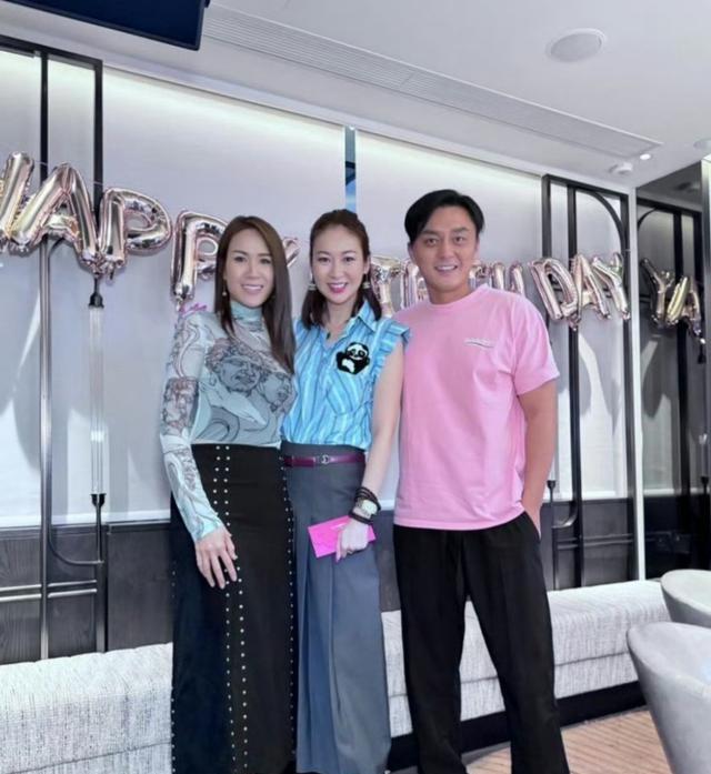 TVB女星平安夜秀恩爱凸显孕味，两特征惹网友热议：难道怀孕了?