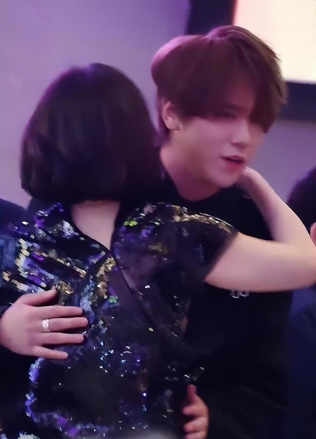 71岁林青霞追星26岁“香港顶流”，深夜表白两次获亚洲首帅