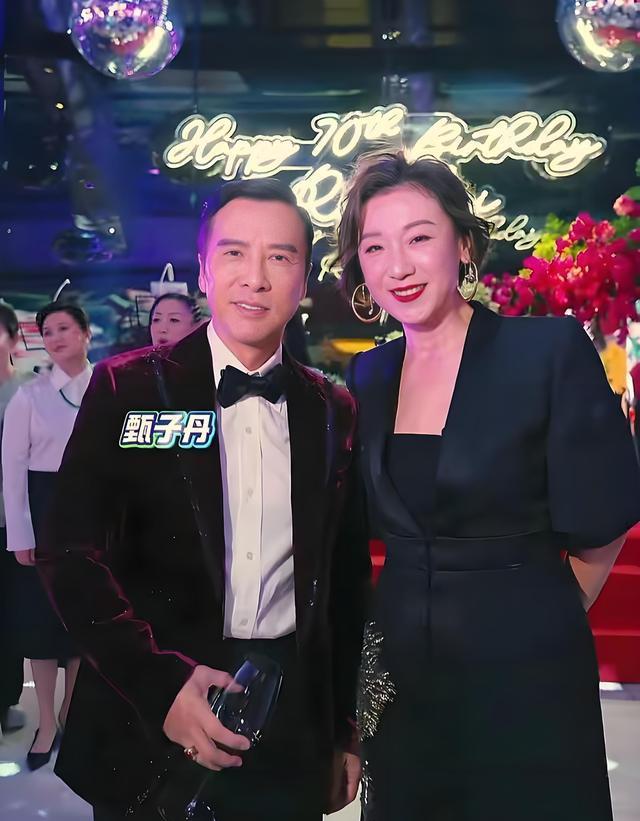 70岁吕良伟生日宴，68岁郭秀云凭啥抢镜?